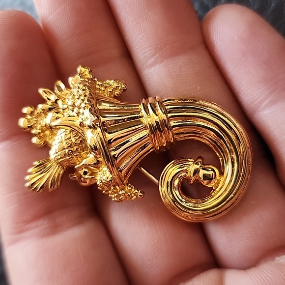 Monet | Jewelry | Vtg Monet Brooch | Poshmark